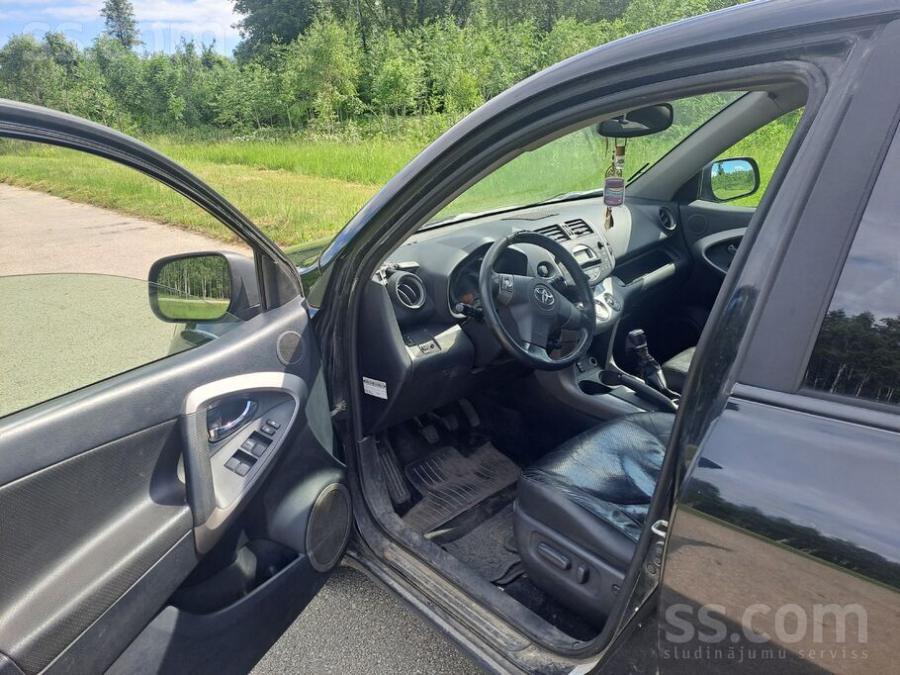 Melns Toyota RAV4 2006 Preiļi, ar dzinēja tilpumu 2.20 L un nobraukumu 560 tūkst. km par 1500 €, foto 3 vietnē AUTOMOTO.COM.LV