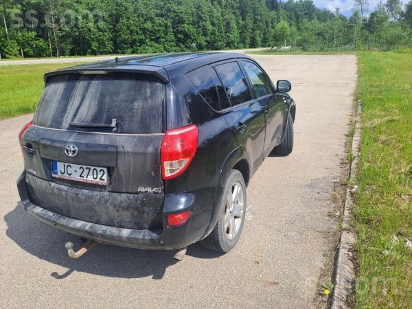 Melns Toyota RAV4 2006 Preiļi, ar dzinēja tilpumu 2.20 L un nobraukumu 560 tūkst. km par 1500 €, foto 4 vietnē AUTOMOTO.COM.LV