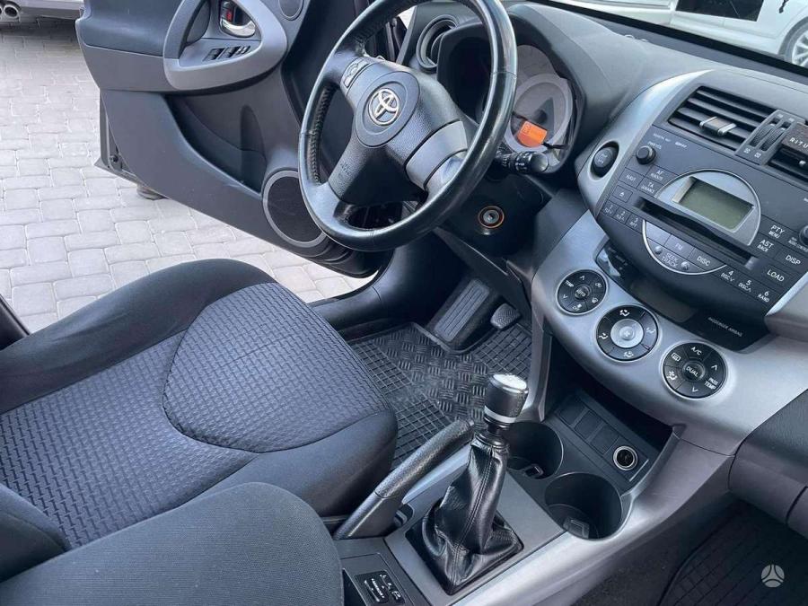 Melns Toyota RAV4 2006 Kėdainiai, ar dzinēja tilpumu 2.20 L un nobraukumu 200 tūkst. km par 4200 €, foto 15 vietnē AUTOMOTO.COM.LV