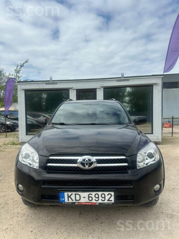 Black Toyota RAV4 2006 in Jelgava, with an engine capacity of 2.20 L and mileage of 337 thousand km for 2200 €, photo 2 on AUTOMOTO.COM.LV