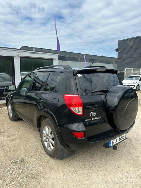 Black Toyota RAV4 2006 in Jelgava, with an engine capacity of 2.20 L and mileage of 337 thousand km for 2200 €, photo 4 on AUTOMOTO.COM.LV