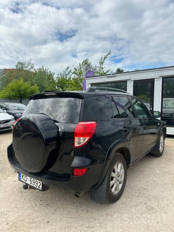 Black Toyota RAV4 2006 in Jelgava, with an engine capacity of 2.20 L and mileage of 337 thousand km for 2200 €, photo 6 on AUTOMOTO.COM.LV