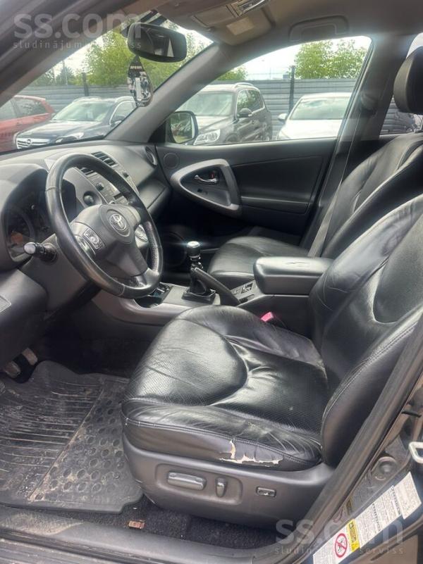 Black Toyota RAV4 2006 in Jelgava, with an engine capacity of 2.20 L and mileage of 337 thousand km for 2200 €, photo 7 on AUTOMOTO.COM.LV