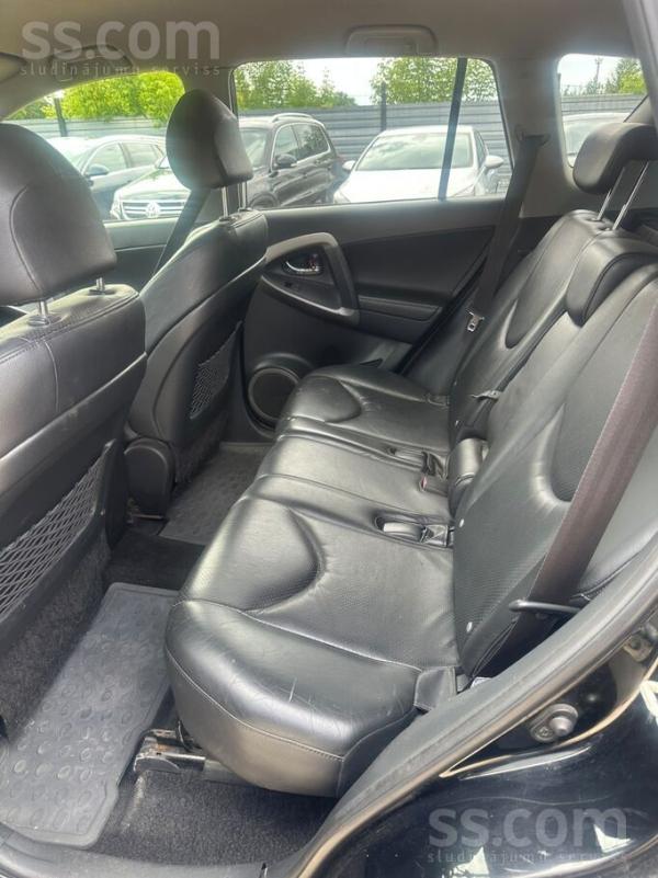 Black Toyota RAV4 2006 in Jelgava, with an engine capacity of 2.20 L and mileage of 337 thousand km for 2200 €, photo 9 on AUTOMOTO.COM.LV