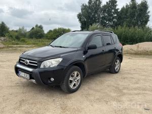 Melns Toyota RAV4 2006 Rīga, ar dzinēja tilpumu 2.20 L un nobraukumu 328 tūkst. km par 2200 €, foto  vietnē AUTOMOTO.COM.LV