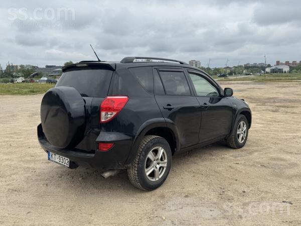 Melns Toyota RAV4 2006 Rīga, ar dzinēja tilpumu 2.20 L un nobraukumu 328 tūkst. km par 2200 €, foto 3 vietnē AUTOMOTO.COM.LV
