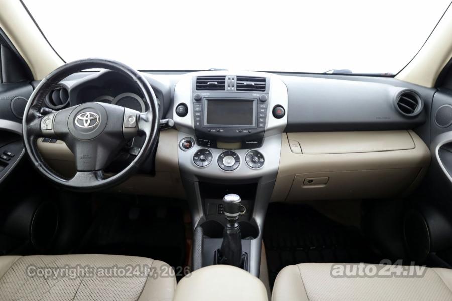 Black Toyota RAV4 2006 in Tallinn, with an engine capacity of 2.20 L and mileage of 263 thousand km for 3399 €, photo 6 on AUTOMOTO.COM.LV