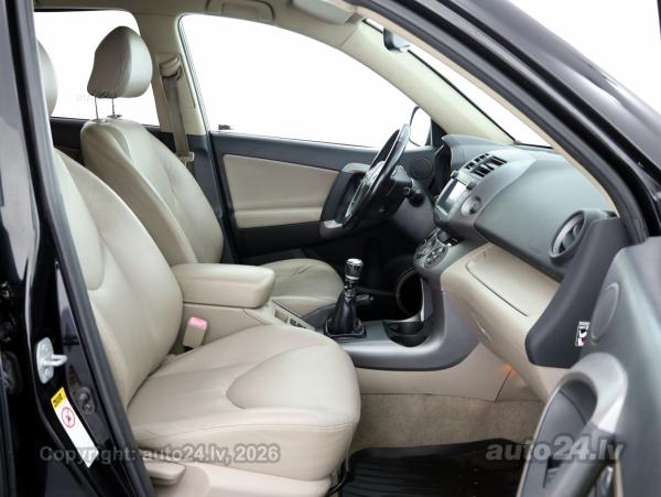 Black Toyota RAV4 2006 in Tallinn, with an engine capacity of 2.20 L and mileage of 263 thousand km for 3399 €, photo 7 on AUTOMOTO.COM.LV