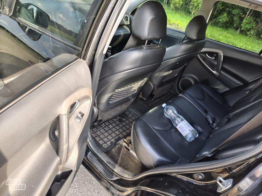 Melns Toyota RAV4 2006 Utena, ar dzinēja tilpumu 2.20 L un nobraukumu 300 tūkst. km par 2000 €, foto 11 vietnē AUTOMOTO.COM.LV