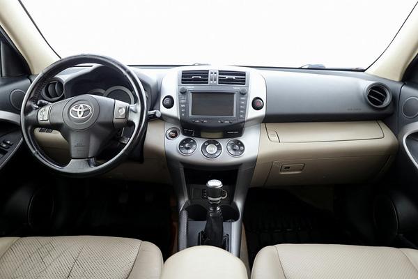 Melns Toyota RAV4 2006 Tallina, ar dzinēja tilpumu 2.20 L un nobraukumu 263 tūkst. km par 3399 €, foto 6 vietnē AUTOMOTO.COM.LV