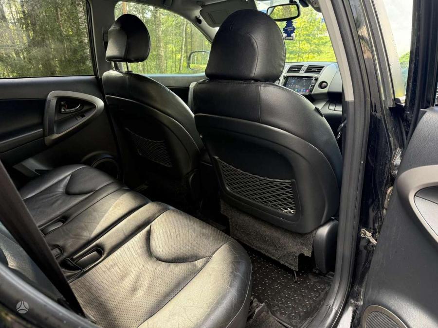 Melns Toyota RAV4 2006 Ukmergė, ar dzinēja tilpumu 2.20 L un nobraukumu 303 tūkst. km par 2600 €, foto 13 vietnē AUTOMOTO.COM.LV