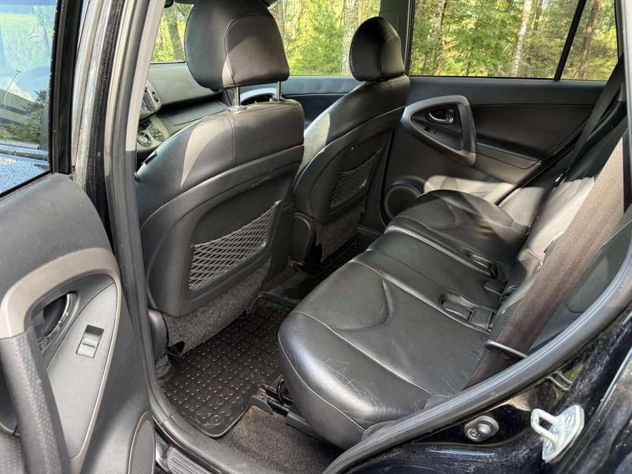 Melns Toyota RAV4 2006 Ukmergė, ar dzinēja tilpumu 2.20 L un nobraukumu 303 tūkst. km par 2600 €, foto 15 vietnē AUTOMOTO.COM.LV