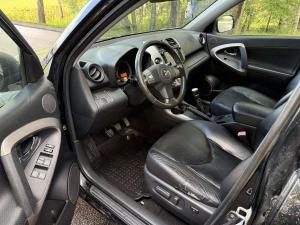 Melns Toyota RAV4 2006 Ukmergė, ar dzinēja tilpumu 2.20 L un nobraukumu 303 tūkst. km par 2600 €, foto 19 vietnē AUTOMOTO.COM.LV