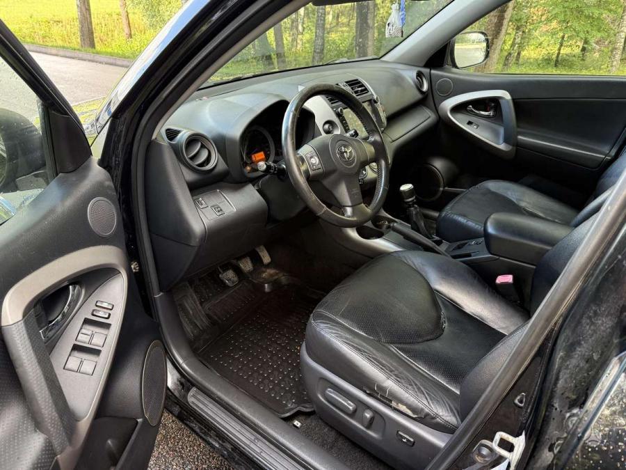 Melns Toyota RAV4 2006 Ukmergė, ar dzinēja tilpumu 2.20 L un nobraukumu 303 tūkst. km par 2600 €, foto 19 vietnē AUTOMOTO.COM.LV