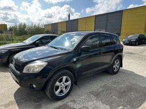 Melns Toyota RAV4 2006 Kauņa, ar dzinēja tilpumu 2.23 L un nobraukumu 435 tūkst. km par 3300 €, foto  vietnē AUTOMOTO.COM.LV