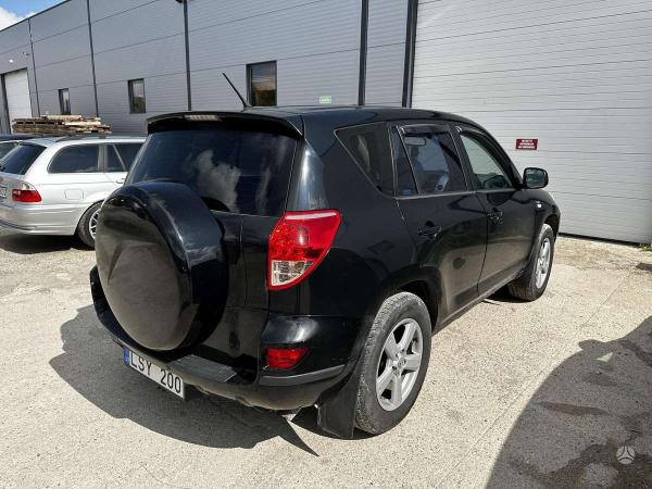 Toyota RAV4 2006 in Kaunas on AUTOMOTO.COM.LV Black Toyota RAV4 2006 in Kaunas, with an engine capacity of 2.23 L and mileage of 435 thousand km for 3300 €, photo 5 on AUTOMOTO.COM.LV