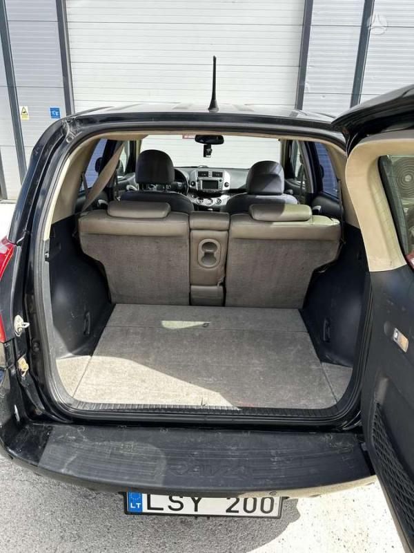 Toyota RAV4 2006 in Kaunas on AUTOMOTO.COM.LV Black Toyota RAV4 2006 in Kaunas, with an engine capacity of 2.23 L and mileage of 435 thousand km for 3300 €, photo 8 on AUTOMOTO.COM.LV