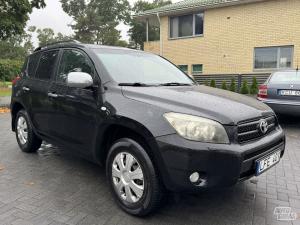 Melns Toyota RAV4 2006 Panevēža, ar dzinēja tilpumu 2.20 L un nobraukumu 276 tūkst. km par 3100 €, foto 4 vietnē AUTOMOTO.COM.LV