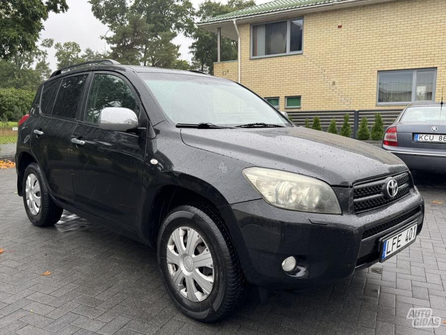 Melns Toyota RAV4 2006 Panevēža, ar dzinēja tilpumu 2.20 L un nobraukumu 276 tūkst. km par 3100 €, foto 4 vietnē AUTOMOTO.COM.LV