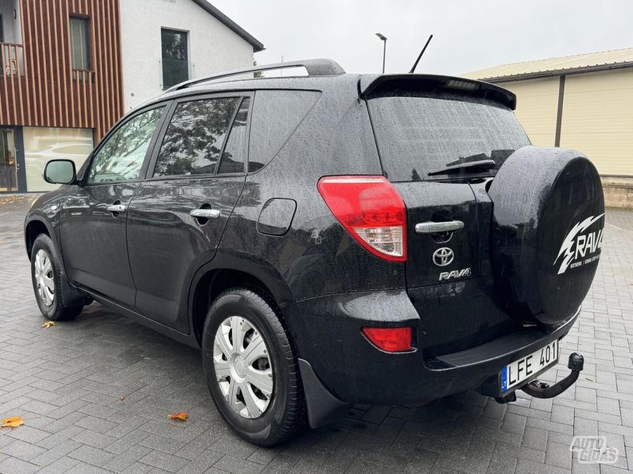 Melns Toyota RAV4 2006 Panevēža, ar dzinēja tilpumu 2.20 L un nobraukumu 276 tūkst. km par 3100 €, foto 7 vietnē AUTOMOTO.COM.LV