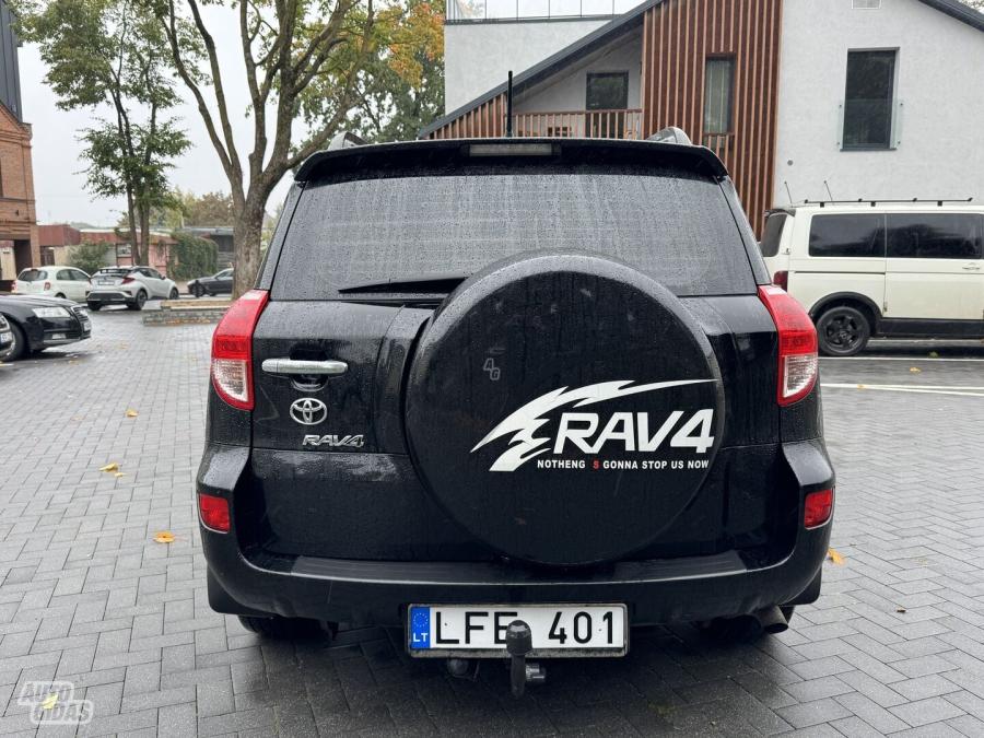 Melns Toyota RAV4 2006 Panevēža, ar dzinēja tilpumu 2.20 L un nobraukumu 276 tūkst. km par 3100 €, foto 9 vietnē AUTOMOTO.COM.LV