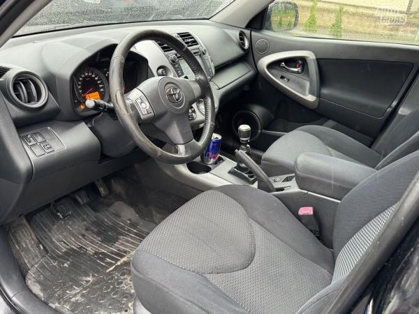 Black Toyota RAV4 2006 in Panevezys, with an engine capacity of 2.20 L and mileage of 276 thousand km for 3100 €, photo 10 on AUTOMOTO.COM.LV