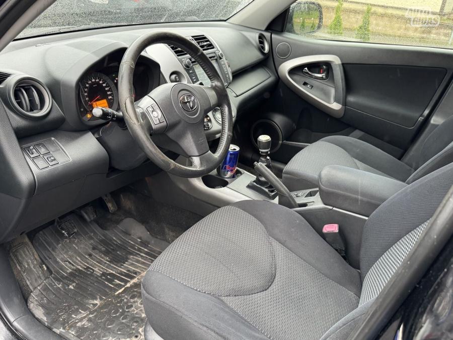 Melns Toyota RAV4 2006 Panevēža, ar dzinēja tilpumu 2.20 L un nobraukumu 276 tūkst. km par 3100 €, foto 10 vietnē AUTOMOTO.COM.LV