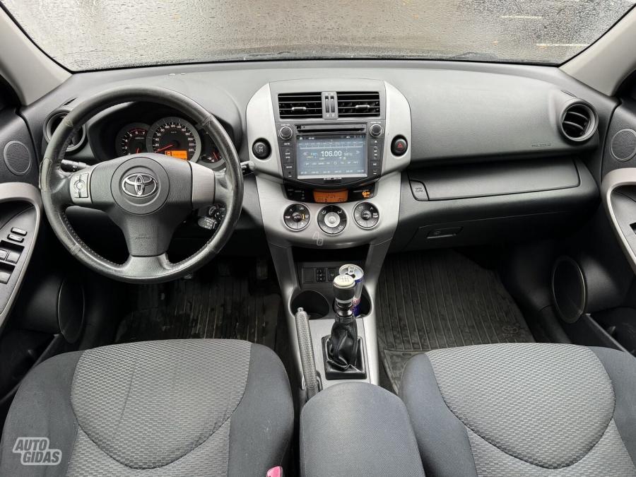 Melns Toyota RAV4 2006 Panevēža, ar dzinēja tilpumu 2.20 L un nobraukumu 276 tūkst. km par 3100 €, foto 12 vietnē AUTOMOTO.COM.LV
