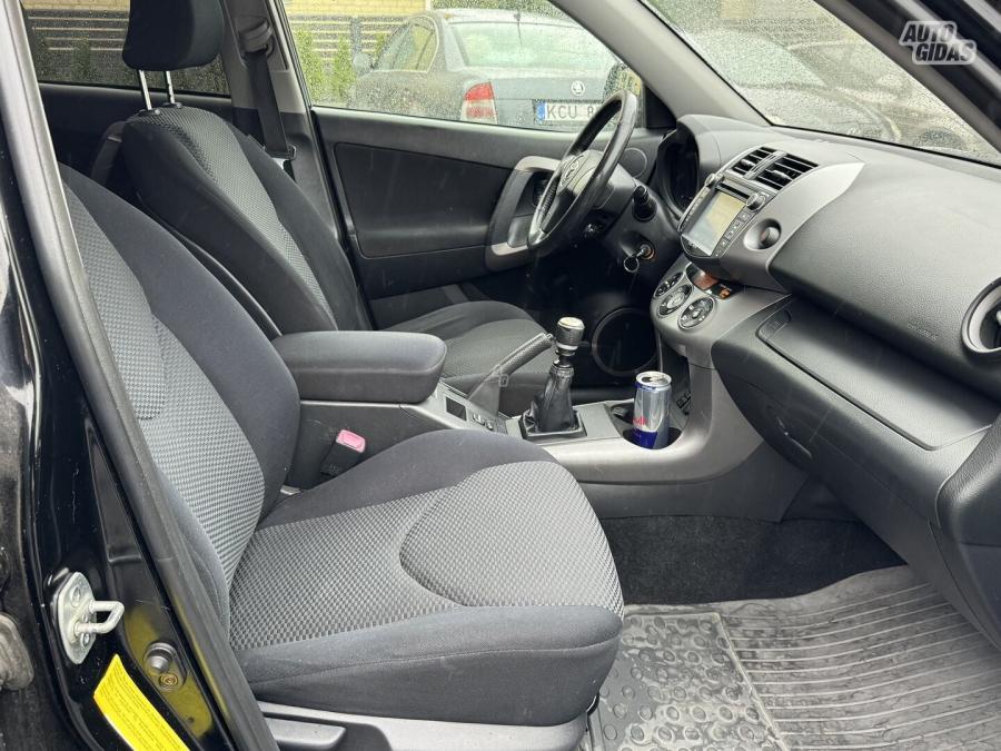 Melns Toyota RAV4 2006 Panevēža, ar dzinēja tilpumu 2.20 L un nobraukumu 276 tūkst. km par 3100 €, foto 13 vietnē AUTOMOTO.COM.LV