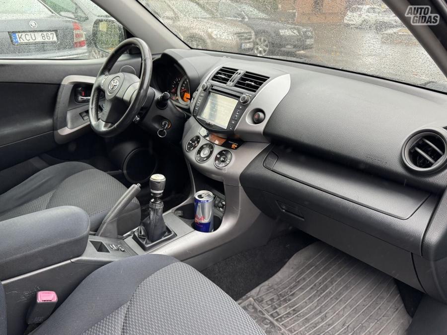 Melns Toyota RAV4 2006 Panevēža, ar dzinēja tilpumu 2.20 L un nobraukumu 276 tūkst. km par 3100 €, foto 14 vietnē AUTOMOTO.COM.LV