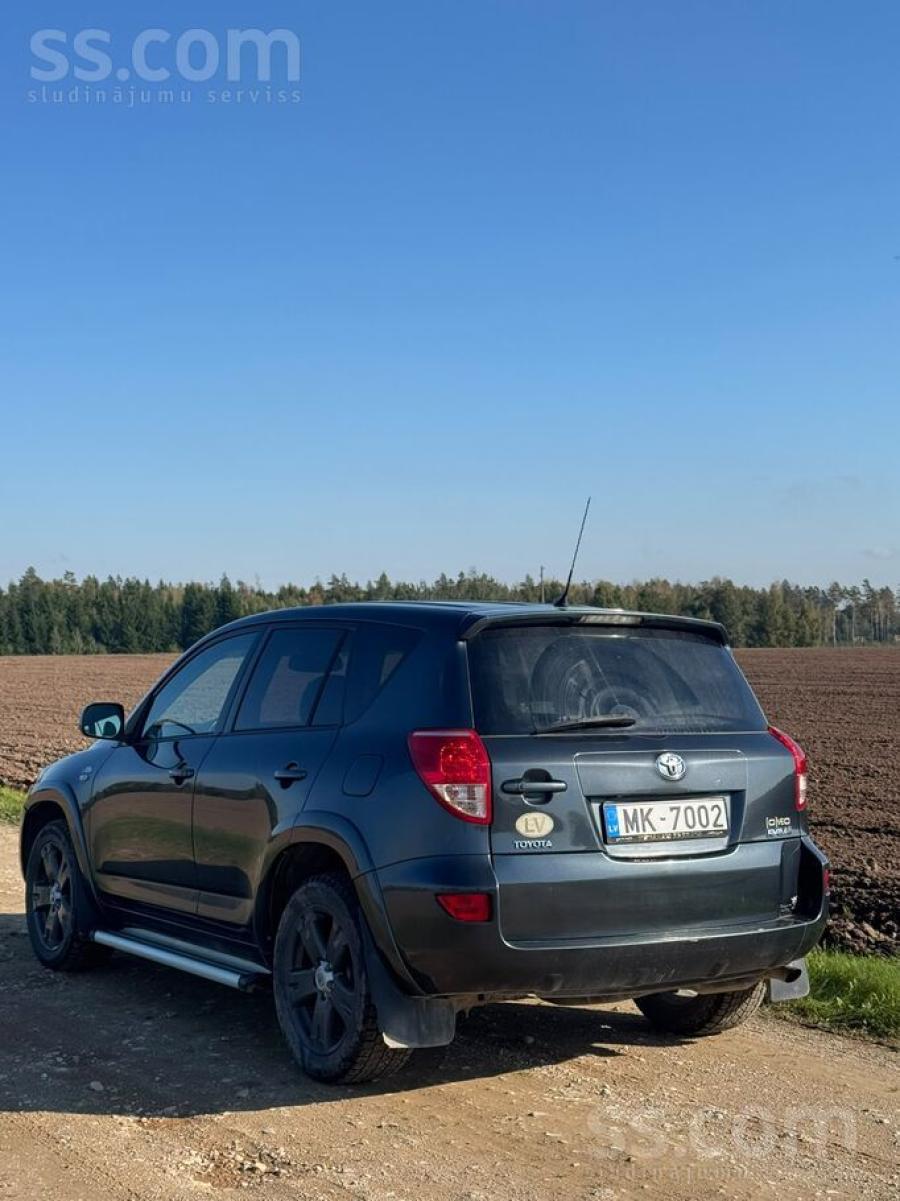Melns Toyota RAV4 2006 Saldus, ar dzinēja tilpumu 2.20 L un nobraukumu 340 tūkst. km par 4700 €, foto 8 vietnē AUTOMOTO.COM.LV