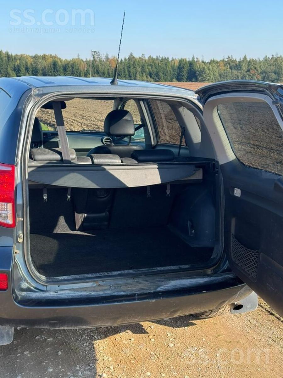 Melns Toyota RAV4 2006 Saldus, ar dzinēja tilpumu 2.20 L un nobraukumu 340 tūkst. km par 4700 €, foto 9 vietnē AUTOMOTO.COM.LV