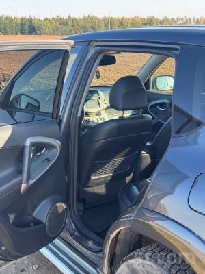 Melns Toyota RAV4 2006 Saldus, ar dzinēja tilpumu 2.20 L un nobraukumu 340 tūkst. km par 4700 €, foto 10 vietnē AUTOMOTO.COM.LV