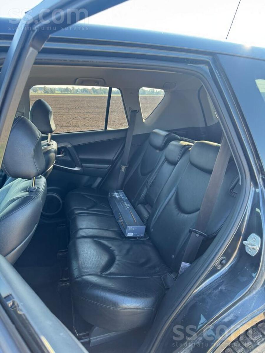Melns Toyota RAV4 2006 Saldus, ar dzinēja tilpumu 2.20 L un nobraukumu 340 tūkst. km par 4700 €, foto 12 vietnē AUTOMOTO.COM.LV