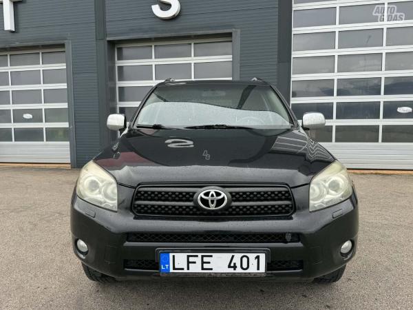 Black Toyota RAV4 2006 in Panevezys, with an engine capacity of 2.20 L and mileage of 275 thousand km for 2650 €, photo 3 on AUTOMOTO.COM.LV