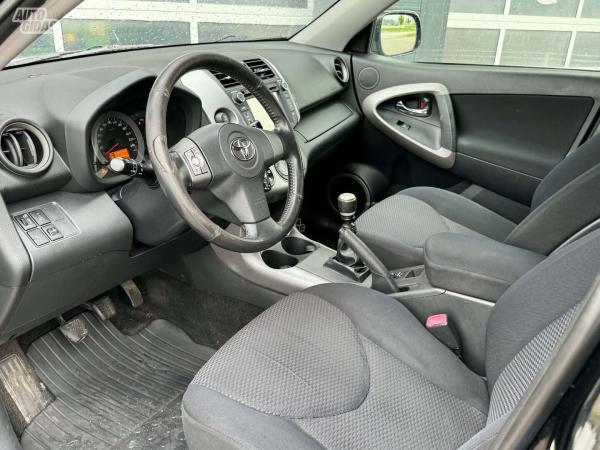 Black Toyota RAV4 2006 in Panevezys, with an engine capacity of 2.20 L and mileage of 275 thousand km for 2650 €, photo 10 on AUTOMOTO.COM.LV