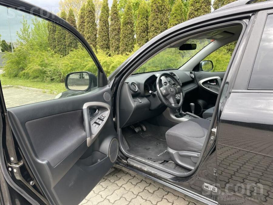 Melns Toyota RAV4 2007 Jelgava, ar dzinēja tilpumu 2.00 L un nobraukumu 0 tūkst. km par 4850 €, foto 9 vietnē AUTOMOTO.COM.LV