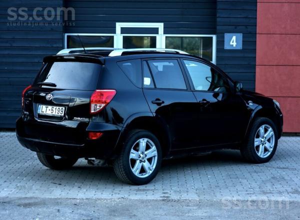 Melns Toyota RAV4 2007 Cēsis, ar dzinēja tilpumu 2.20 L un nobraukumu 257 tūkst. km par 3700 €, foto 3 vietnē AUTOMOTO.COM.LV