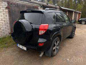 Black Toyota RAV4 2007 in Cesis, with an engine capacity of 2.20 L and mileage of 245 thousand km for 17850 €, photo 2 on AUTOMOTO.COM.LV