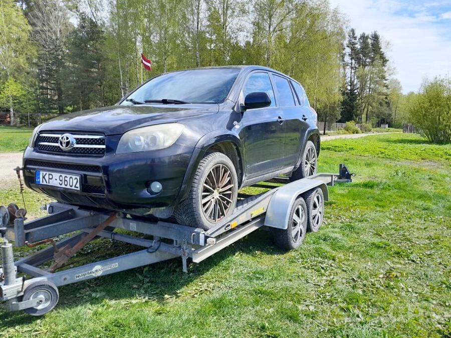 Black Toyota RAV4 2007 in Riga, with an engine capacity of 2.20 L and mileage of 401 thousand km for 1999 €, photo 1 on AUTOMOTO.COM.LV