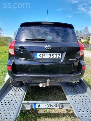 Black Toyota RAV4 2007 in Riga, with an engine capacity of 2.20 L and mileage of 401 thousand km for 1999 €, photo 5 on AUTOMOTO.COM.LV