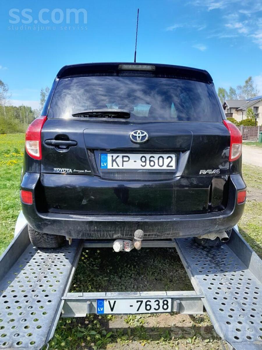 Black Toyota RAV4 2007 in Riga, with an engine capacity of 2.20 L and mileage of 401 thousand km for 1999 €, photo 5 on AUTOMOTO.COM.LV
