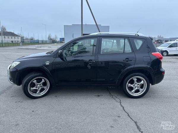 Black Toyota RAV4 2007 in Marijampole, with an engine capacity of 2.20 L and mileage of 258 thousand km for 2999 €, photo 4 on AUTOMOTO.COM.LV