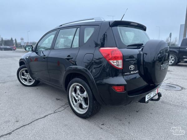 Black Toyota RAV4 2007 in Marijampole, with an engine capacity of 2.20 L and mileage of 258 thousand km for 2999 €, photo 5 on AUTOMOTO.COM.LV