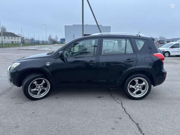 Black Toyota RAV4 2007 in Marijampole, with an engine capacity of 2.23 L and mileage of 258 thousand km for 2900 €, photo 4 on AUTOMOTO.COM.LV