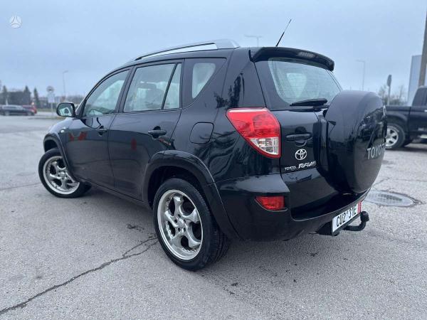 Black Toyota RAV4 2007 in Marijampole, with an engine capacity of 2.23 L and mileage of 258 thousand km for 2900 €, photo 5 on AUTOMOTO.COM.LV