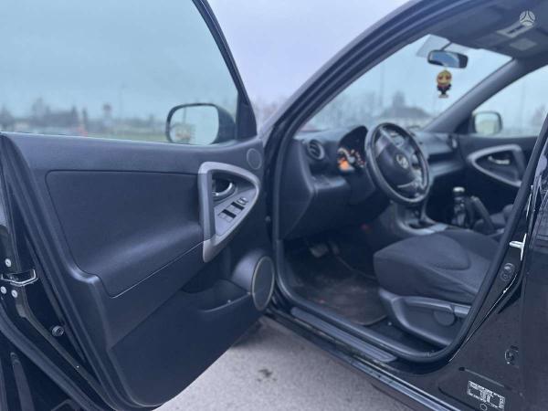 Black Toyota RAV4 2007 in Marijampole, with an engine capacity of 2.23 L and mileage of 258 thousand km for 2900 €, photo 7 on AUTOMOTO.COM.LV