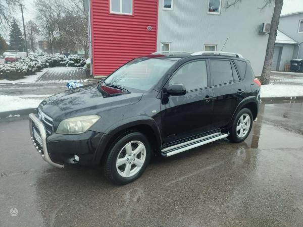 Black Toyota RAV4 2007 in Panevezys, with an engine capacity of 2.23 L and mileage of 264 thousand km for 3000 €, photo 1 on AUTOMOTO.COM.LV