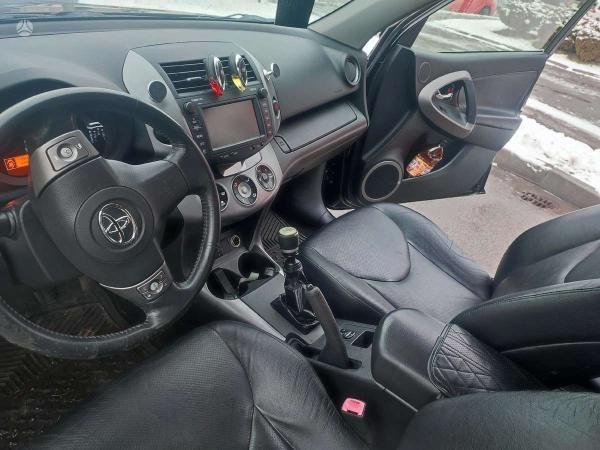 Black Toyota RAV4 2007 in Panevezys, with an engine capacity of 2.23 L and mileage of 264 thousand km for 3000 €, photo 7 on AUTOMOTO.COM.LV