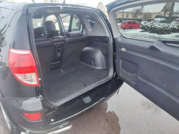 Black Toyota RAV4 2007 in Panevezys, with an engine capacity of 2.23 L and mileage of 264 thousand km for 3000 €, photo 9 on AUTOMOTO.COM.LV
